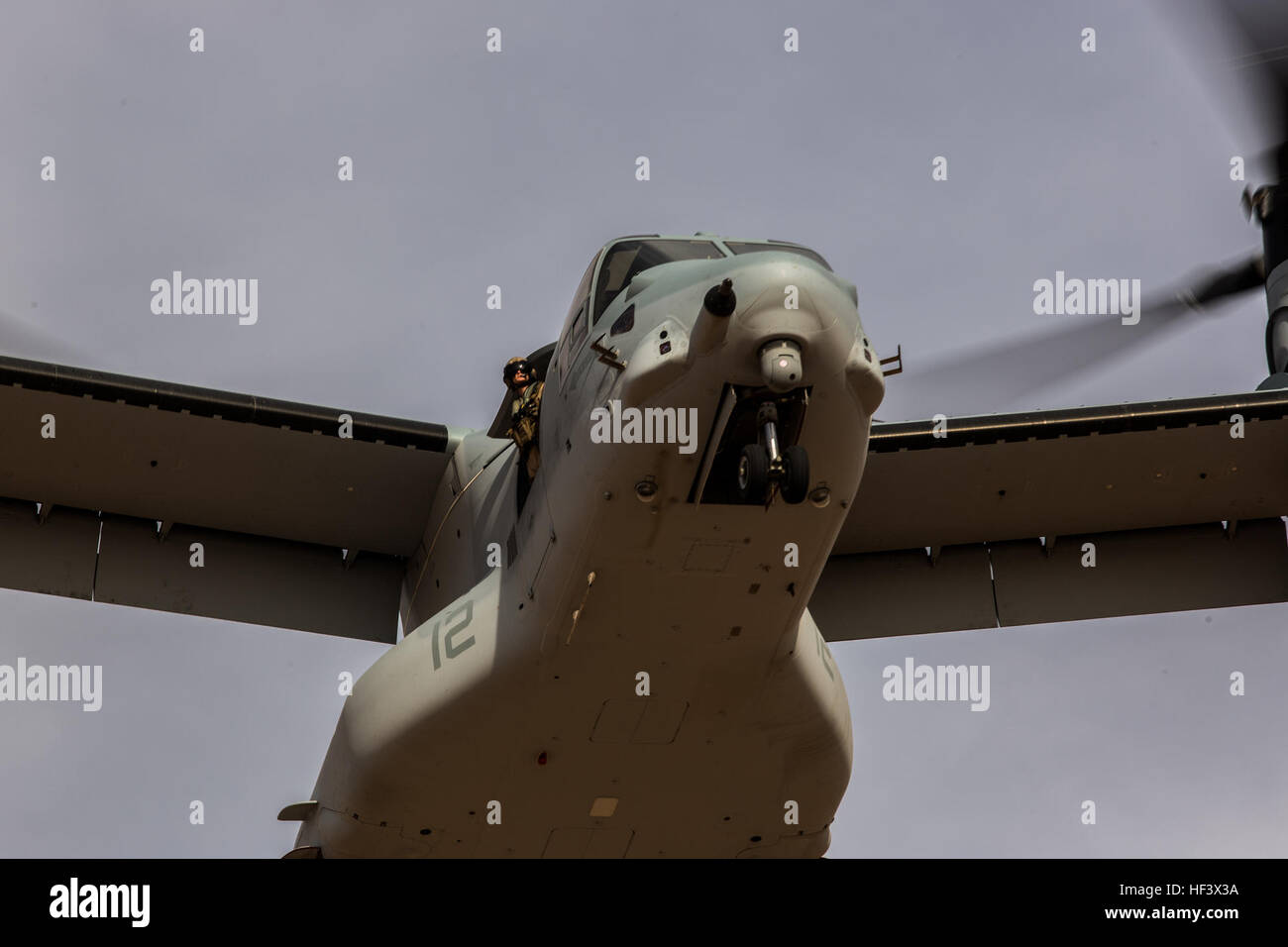 A crew chief with Marine Medium Tiltrotor Squadron (VMM) 165 “White ...