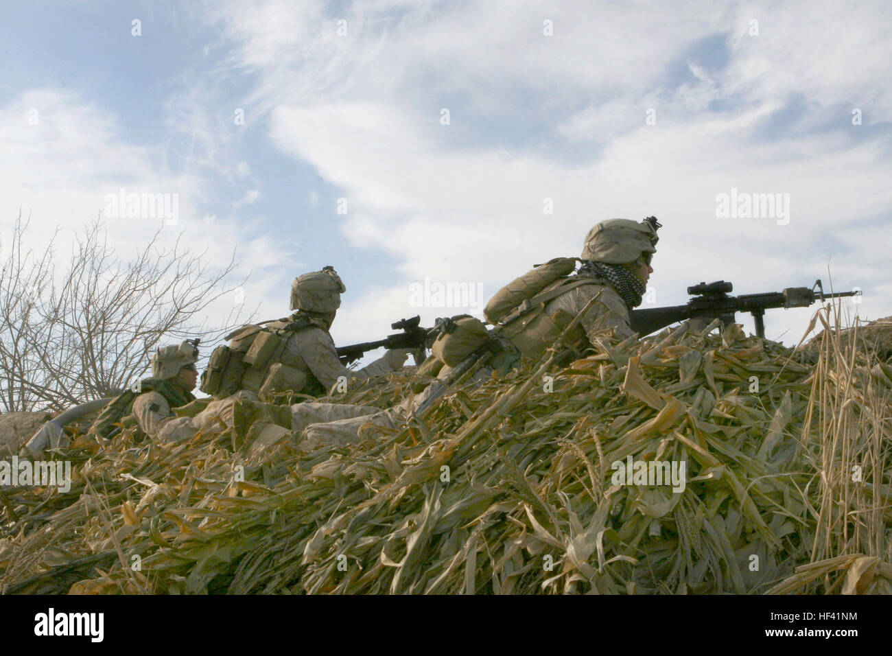 Marines with Bravo Company, 1st Battalion, 6th Marine Regiment take ...