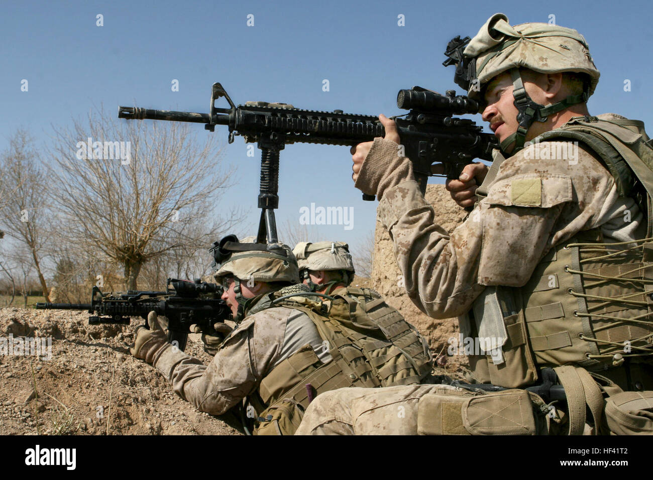 Marines with Bravo Company, 1st Battalion, 6th Marine Regiment take ...