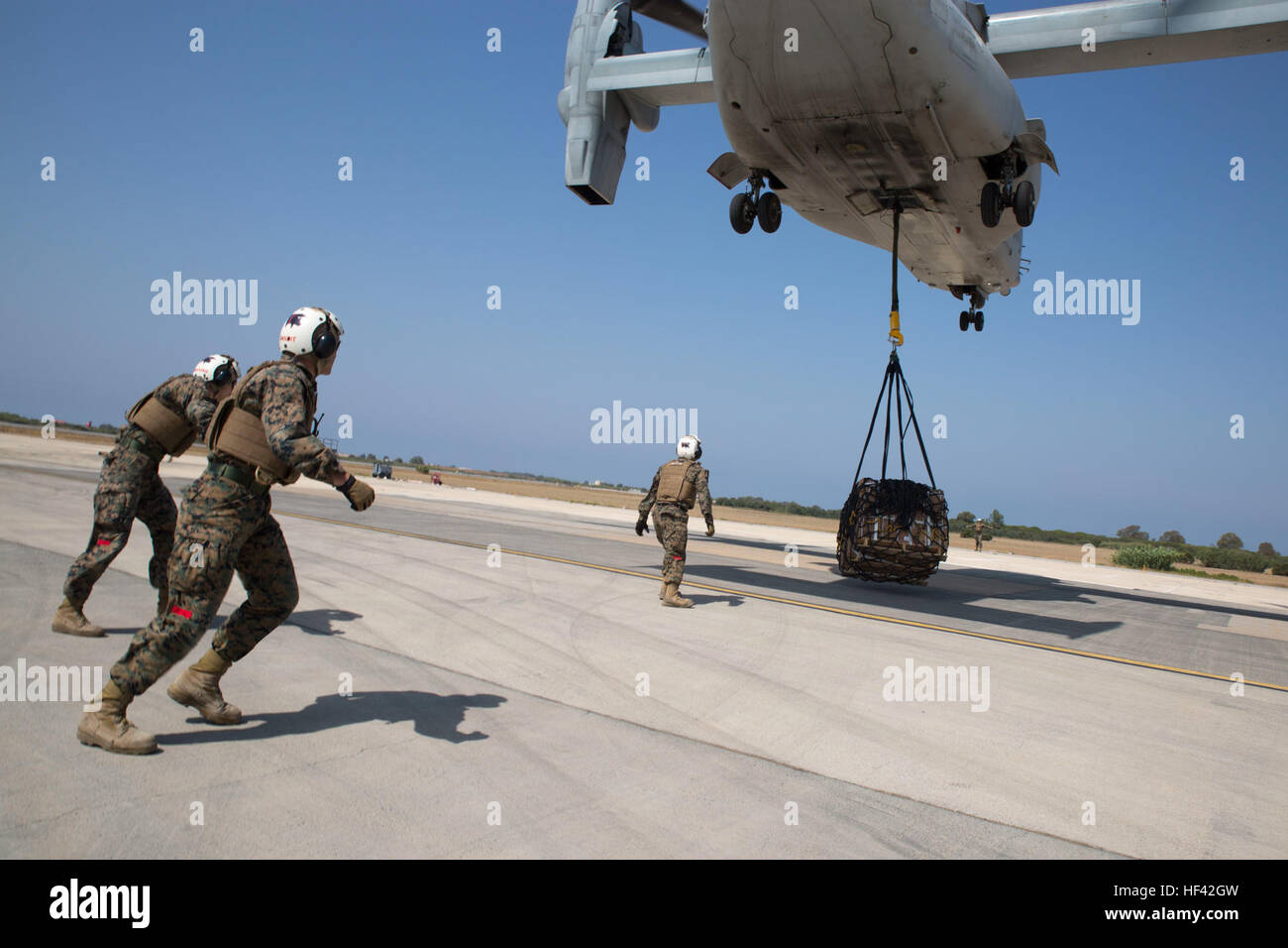 Landing support specialists from Combat Logistics Battalion 2, SPMAGTF ...