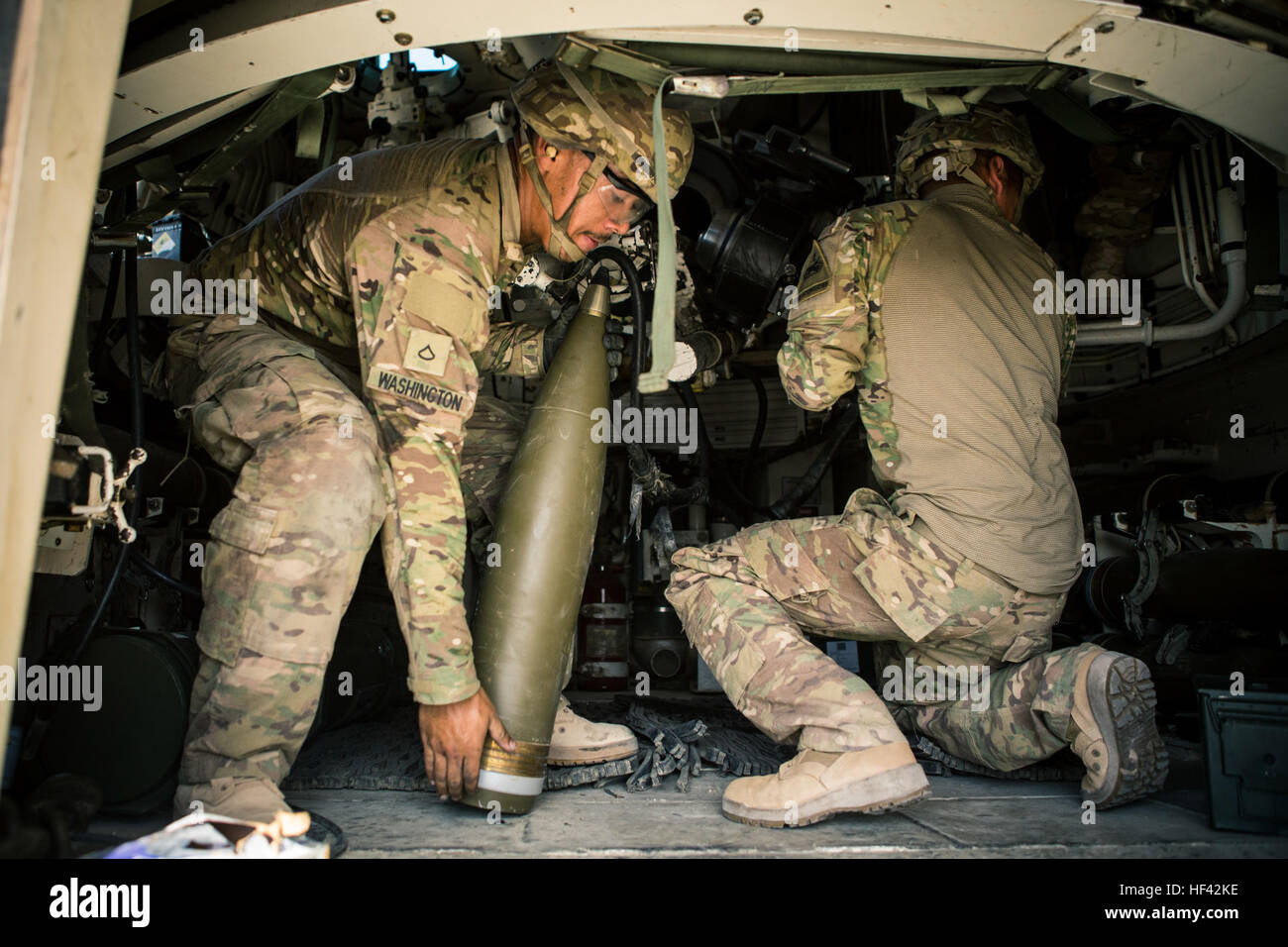 U.S. Army Soldiers with Battery C, 4th Battalion, 1st Field Artillery ...