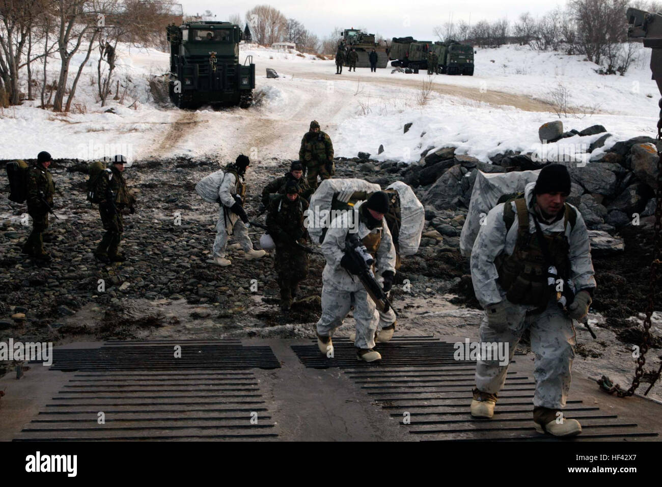 Royal Marine Commando's and Marines with 4th Recon Battalion board a ...