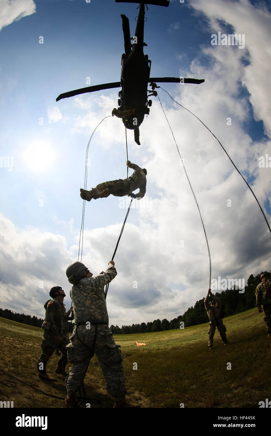 Students from the DeGlopper Air Assault School, VXIII Airborne Corps ...