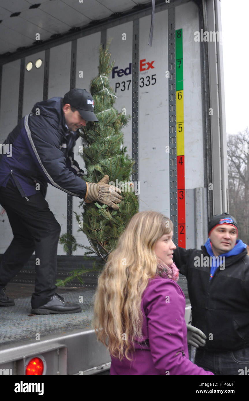Fedex loading hi-res stock photography and images - Alamy