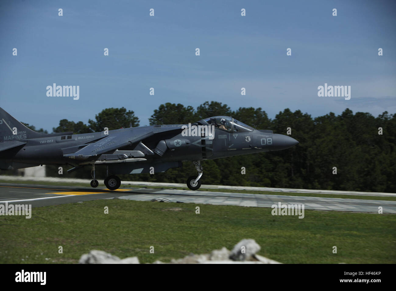 An AV-8B Harrier Pilot with Marine Attack Squadron 223 makes a short ...