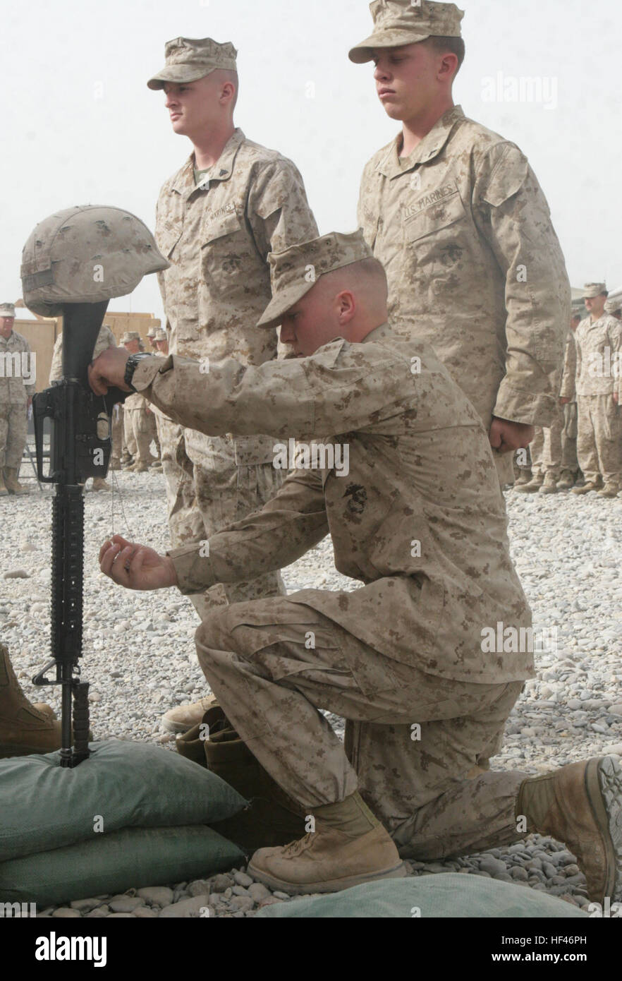 Marines from Weapons Company, 2nd Battalion, 2nd Marine Regiment, build ...
