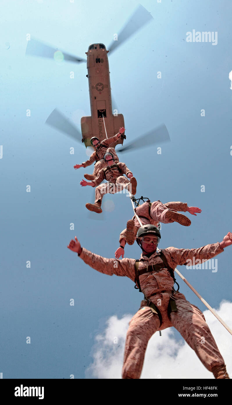 Flickr - DVIDSHUB - Service Members Master Helicopter Rope Suspension ...