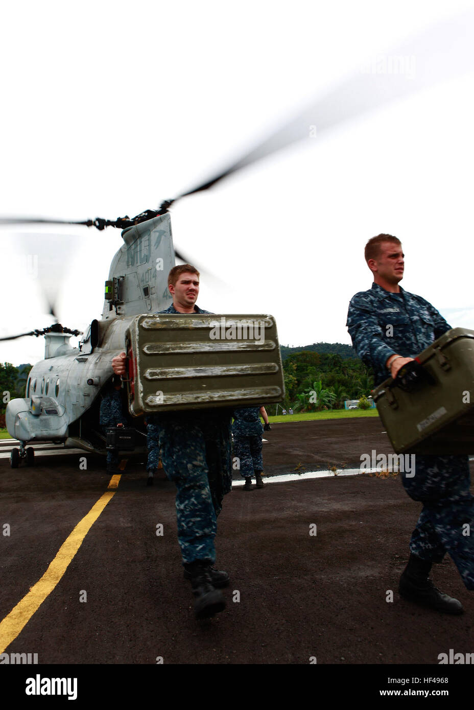 Operation continuing promise 2010 hi-res stock photography and images ...