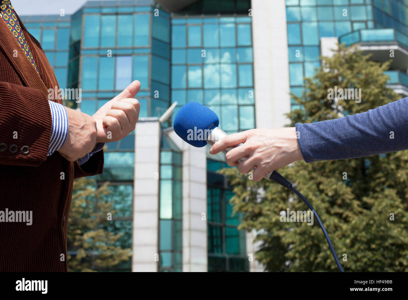 Journalist interviewing politician hi-res stock photography and images ...