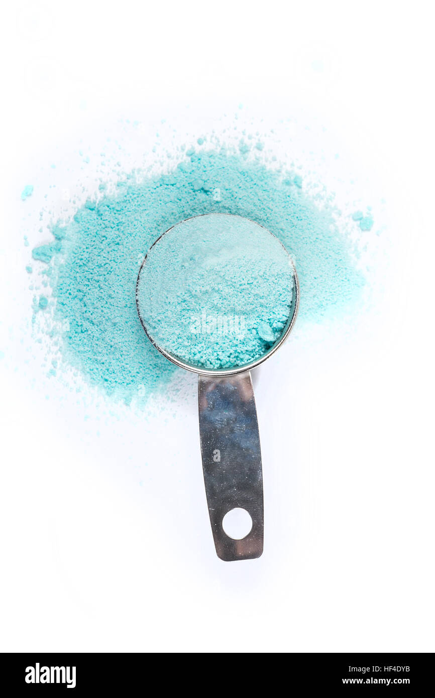 Scoop of laundry detergent isolated on white background Stock Photo - Alamy