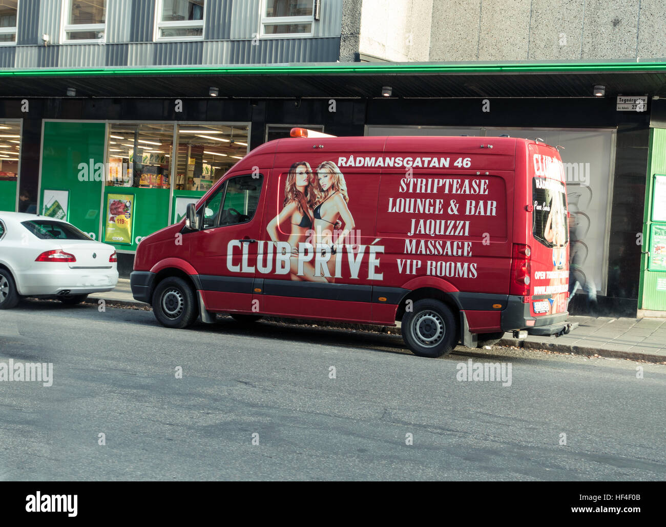 White service van parked hi-res stock photography and images - Alamy