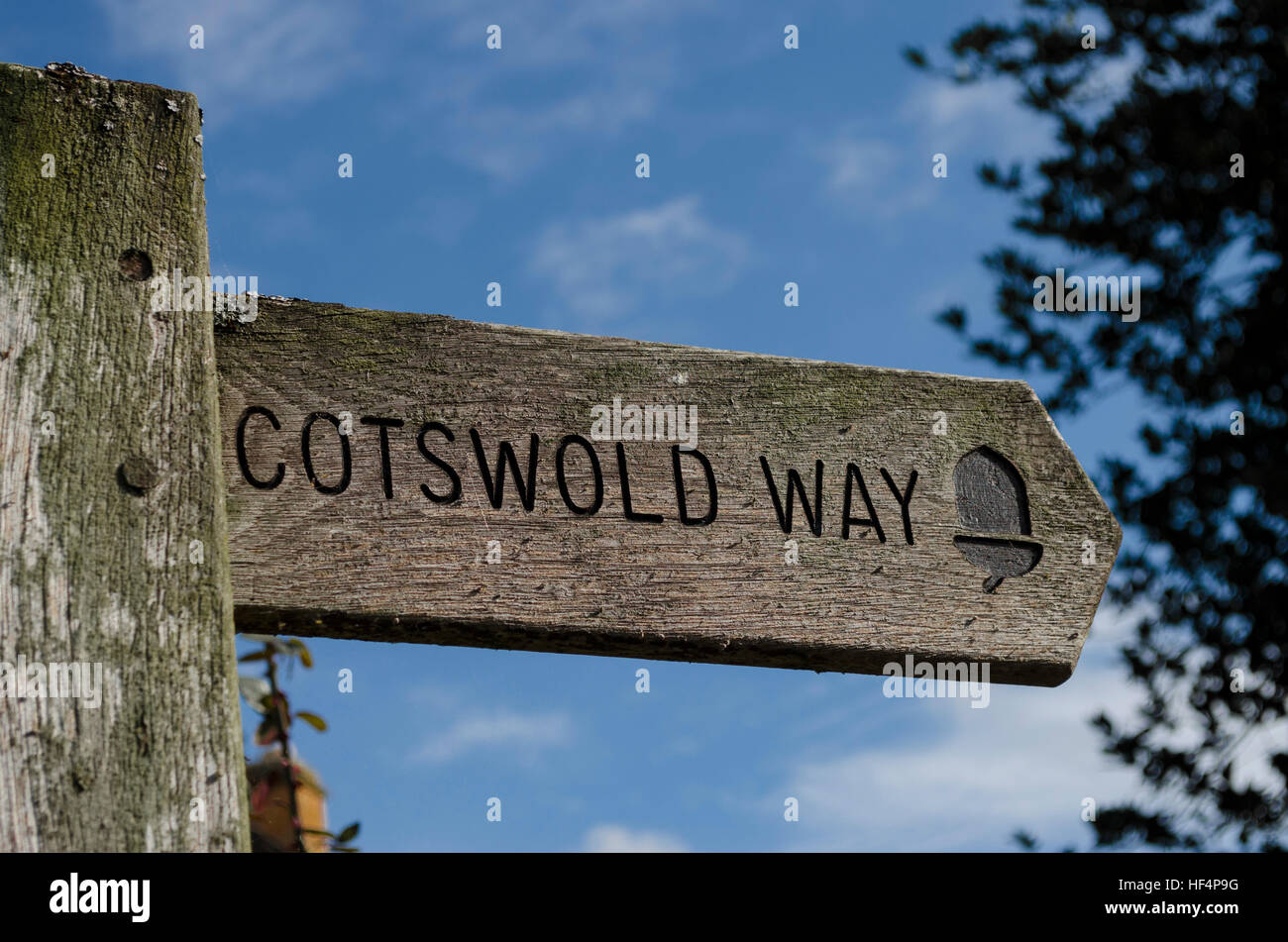 Wooden cotswold way sign hi-res stock photography and images - Alamy