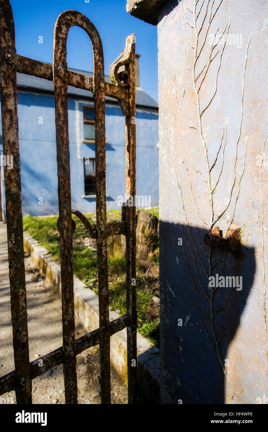 Open gate of house hi-res stock photography and images - Alamy