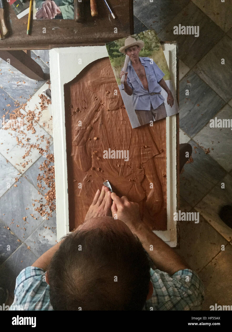 The amazing wood carvings of artist Lazaro Niebla on old doors and ...