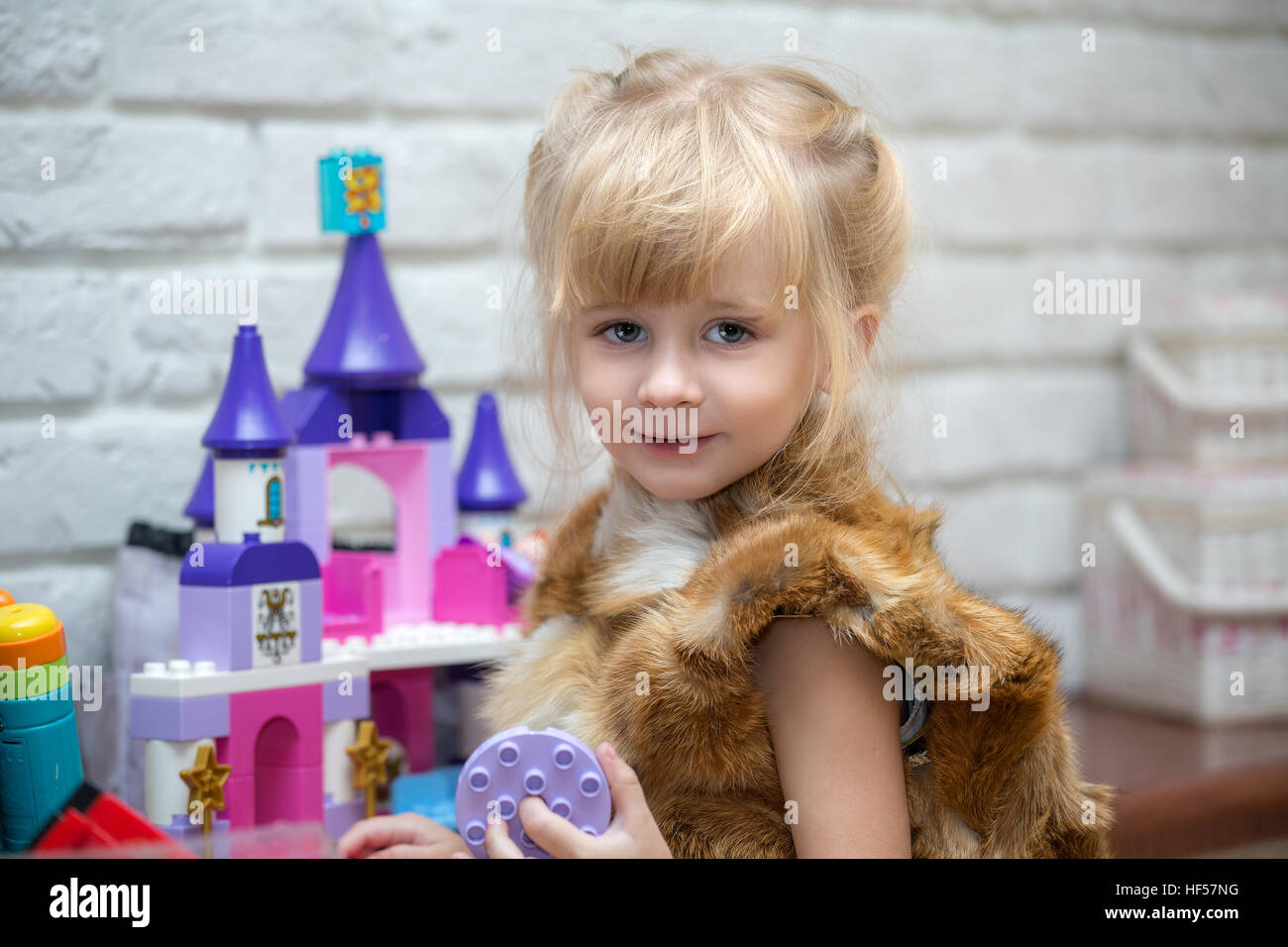 Portrait of cute little girl Stock Photo - Alamy