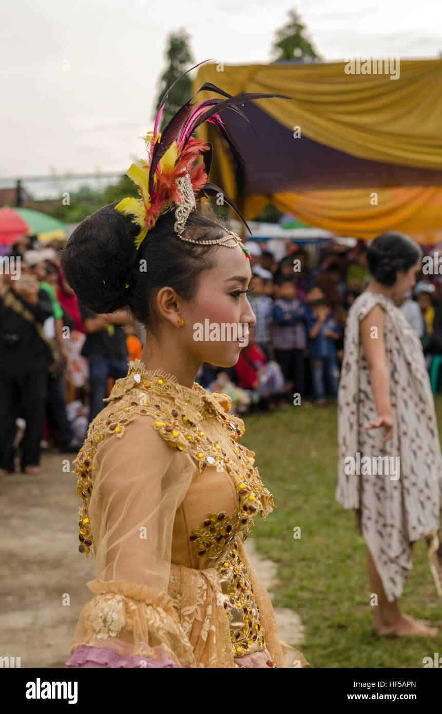 Traditional dancers Sundanese Stock Photo - Alamy