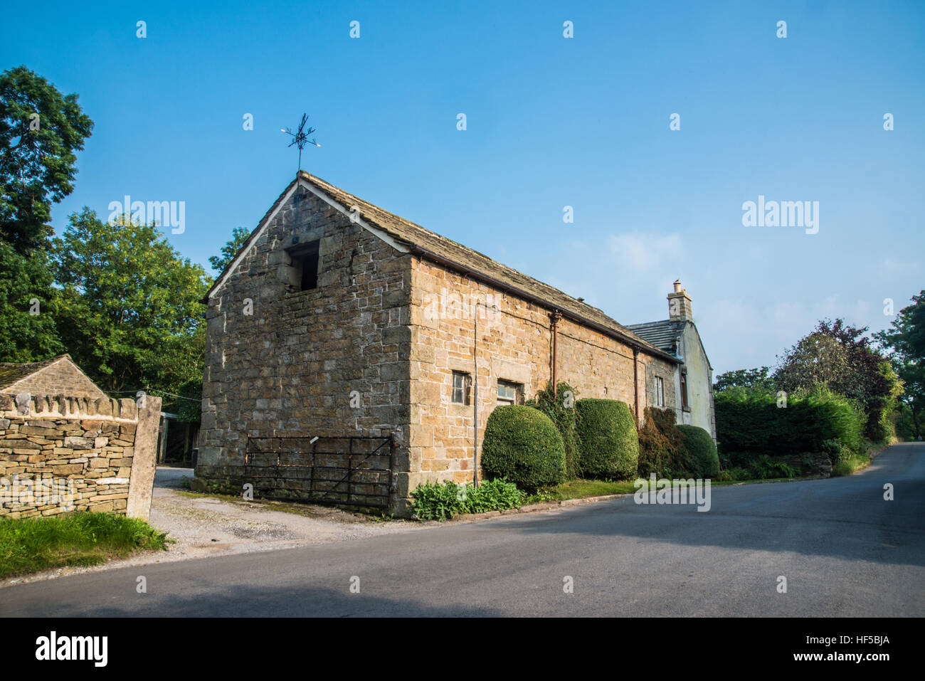 the farm on the lane Hope Derbyshire Stock Photo - Alamy