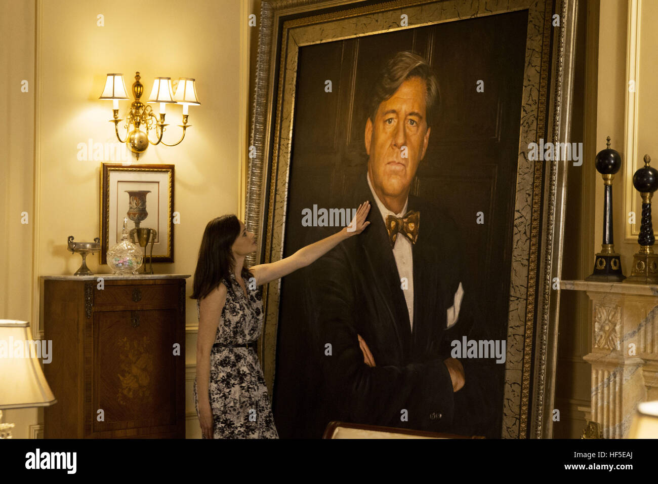 GILMORE GIRLS: A YEAR IN THE LIFE, l-r: Alexis Bledel, painting of ...