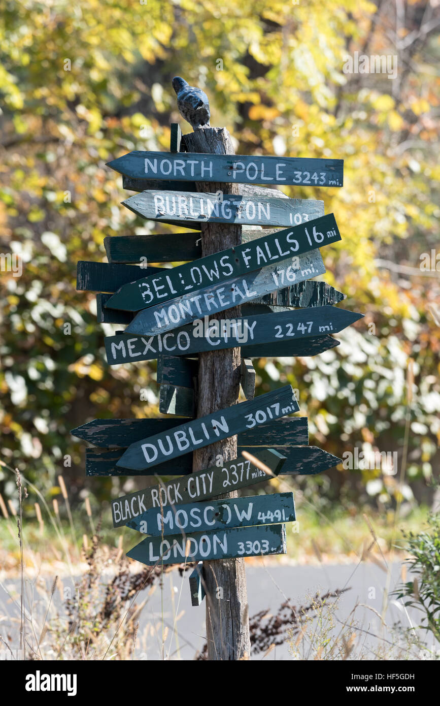 International distance signs hi-res stock photography and images - Alamy