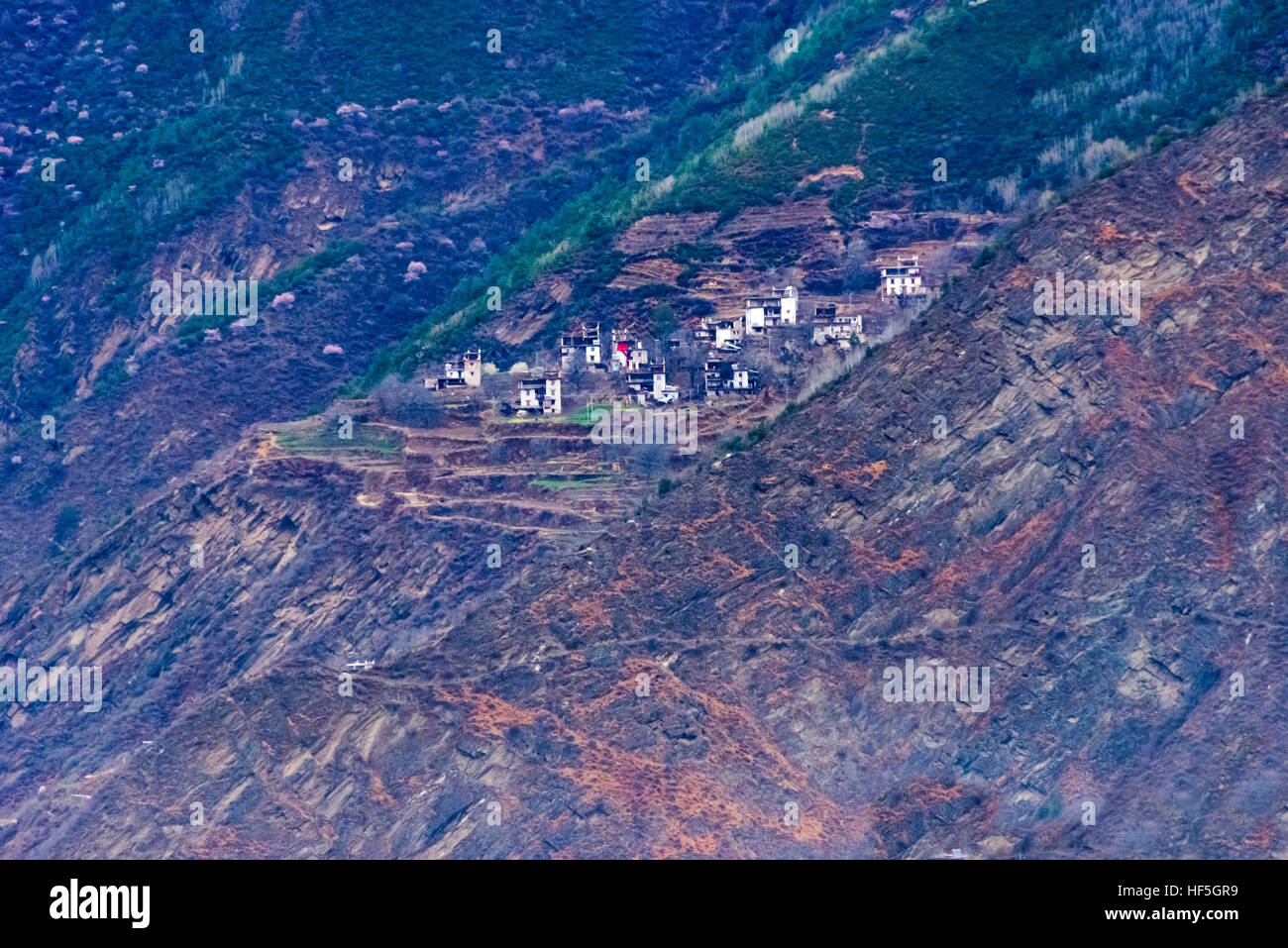 Village by cliff hi-res stock photography and images - Alamy