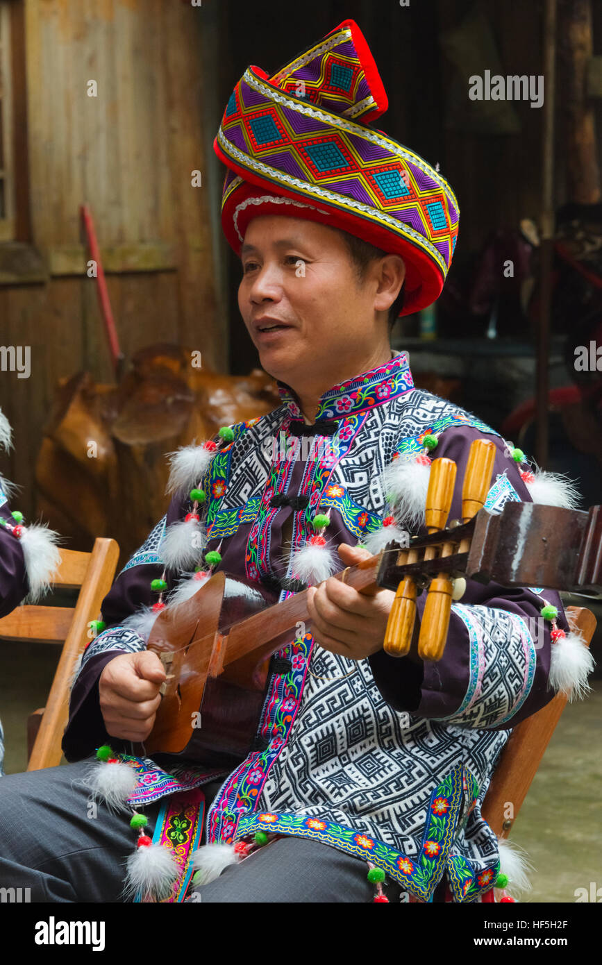Man in traditional chinese clothing hi-res stock photography and images ...