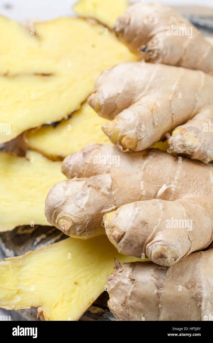 Fresh sliced raw ginger - ingredient for healthy food Stock Photo - Alamy