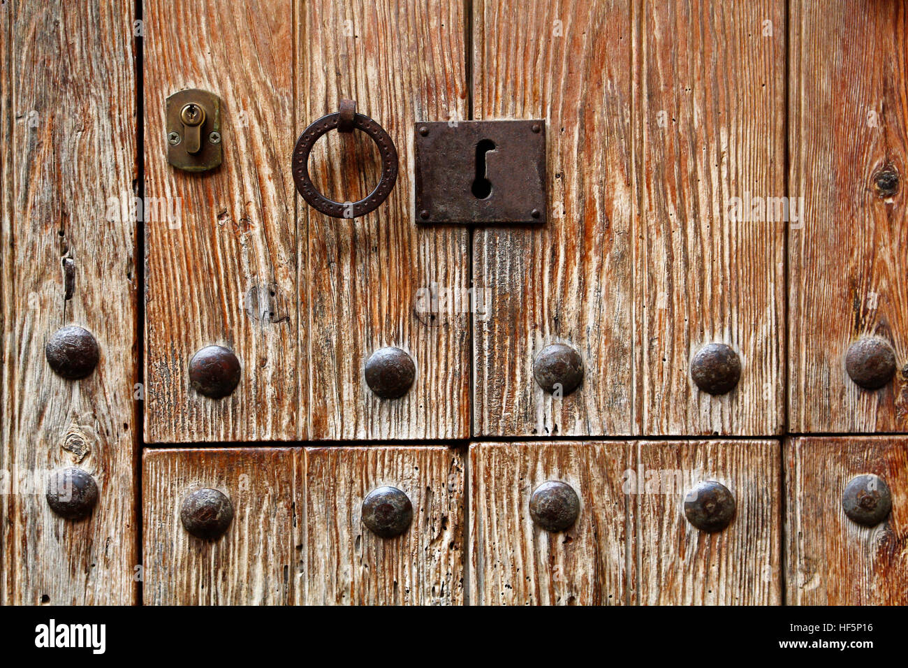 Key hole in a wood old door Stock Photo - Alamy
