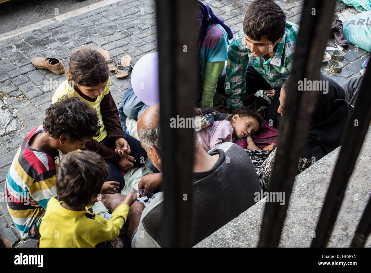 Refugee smugglers - 16/09/2015 - Turkey / Turkey / Izmir - A family of ...