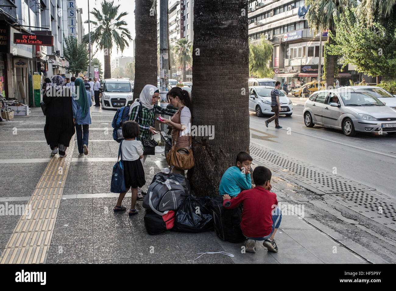 Refugee smugglers - 16/09/2015 - Turkey / Turkey / Izmir - A family of ...