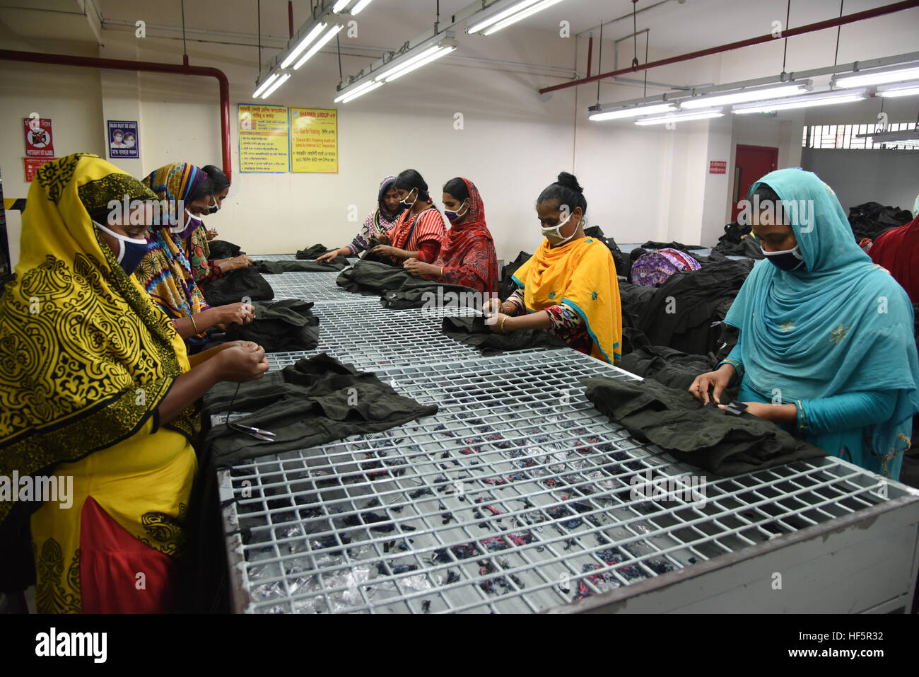Garment factory workers hi-res stock photography and images - Alamy