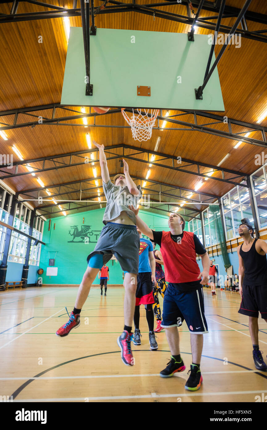 Students active learning uk hi-res stock photography and images - Alamy