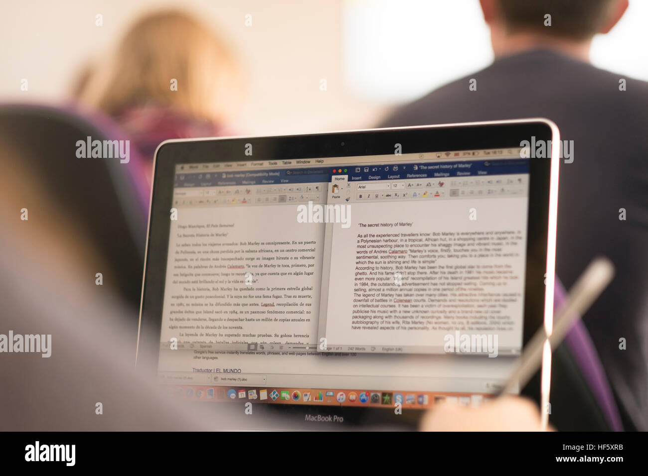 Students using computers in class uk hi-res stock photography and ...