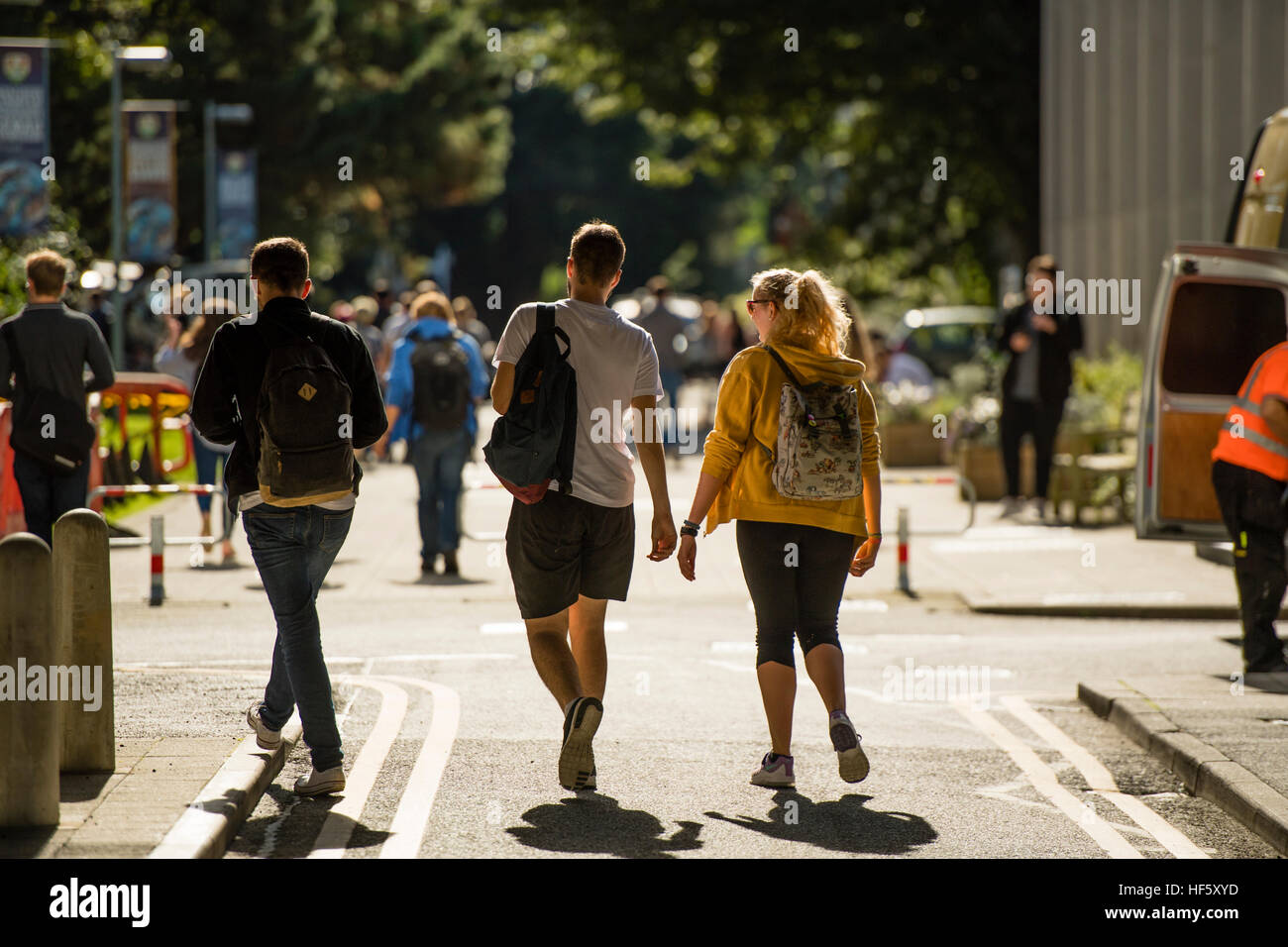 University campus autumn uk students hi-res stock photography and ...