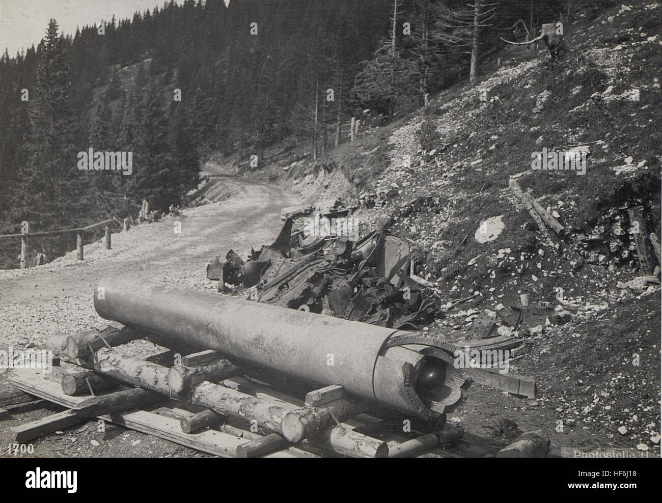 A 30.5 cm Italian cannon positioned at the Austrian-Italian border ...