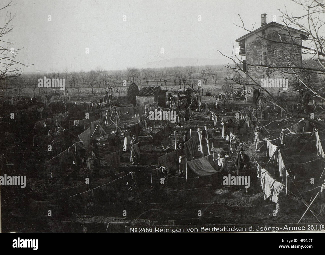 Cleaning war trophies captured by the Isonzo Army on the Piave Front ...