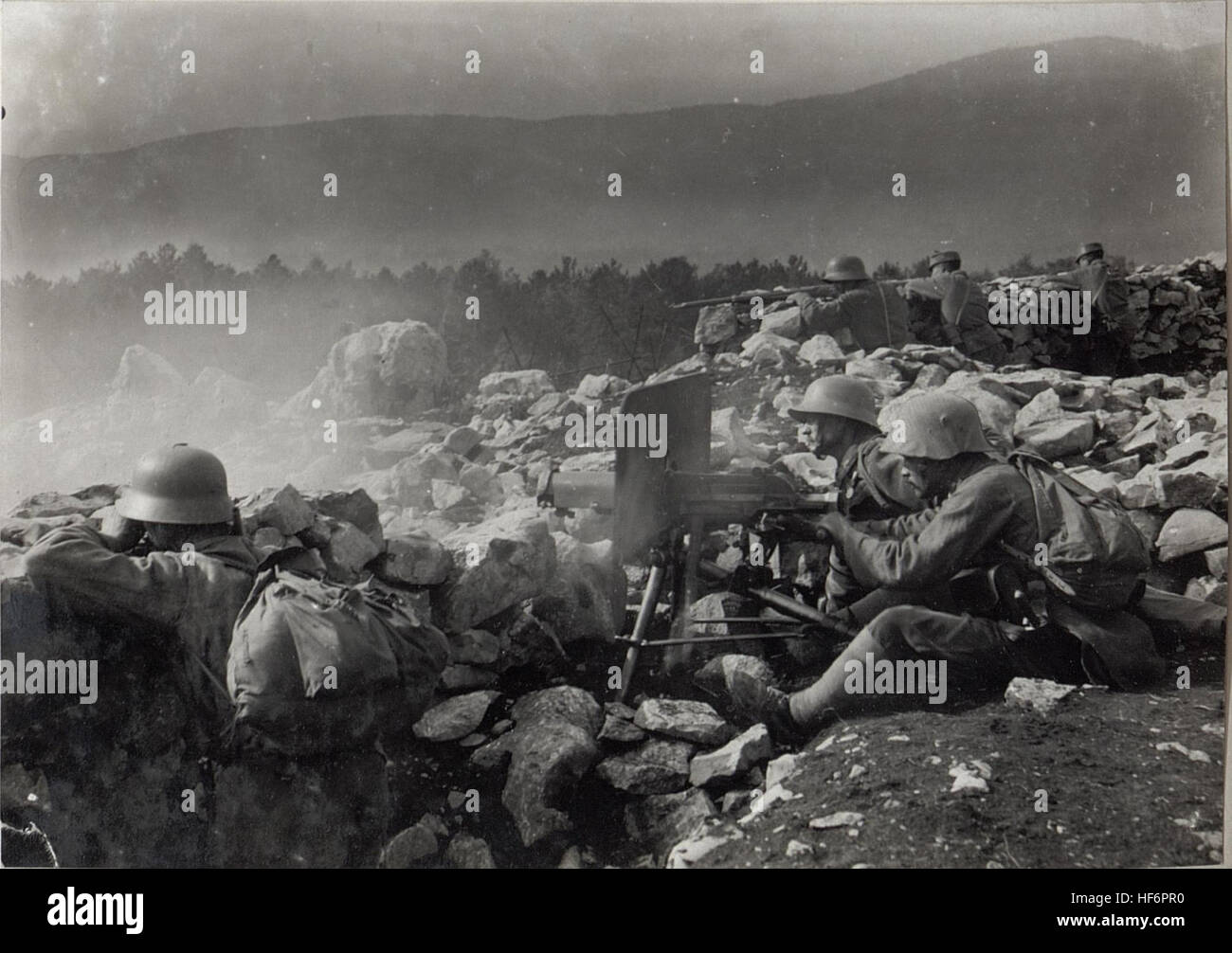 Firing machine gun on the Isonzo Front, World War I, 1914-1918 ...