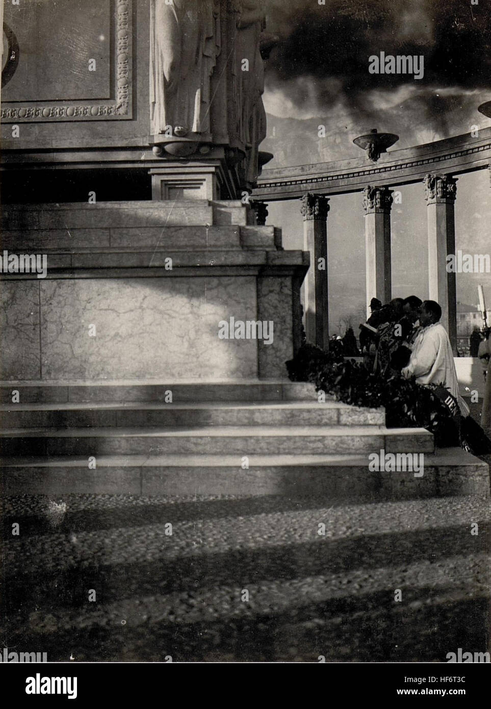 Trient.Enthüllung des Kriegerdenkmals am Friedhof. 15636447 Stock Photo ...