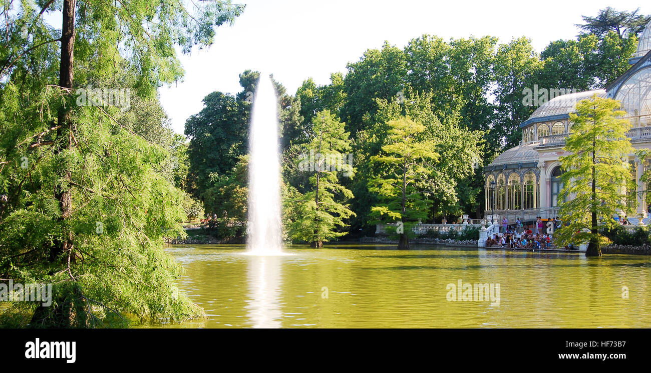 In el Retiro Park in Madrid, water from a fountain in the middle of a ...