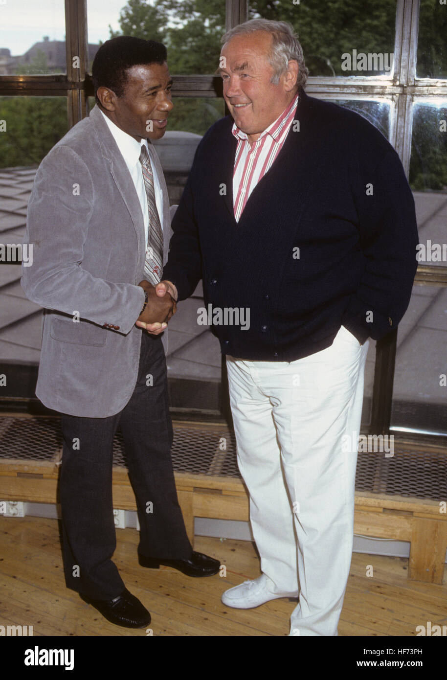 FLOYD PATTERSON US boxar with his friend and former opponents The ...