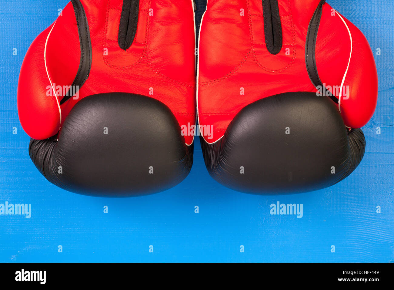 Black boxing gloves hi-res stock photography and images - Alamy