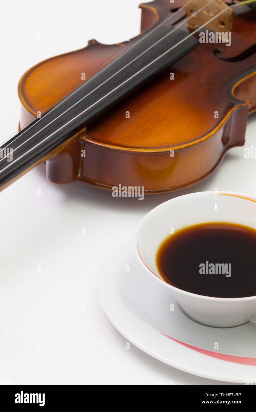 Music break old violin hi-res stock photography and images - Alamy