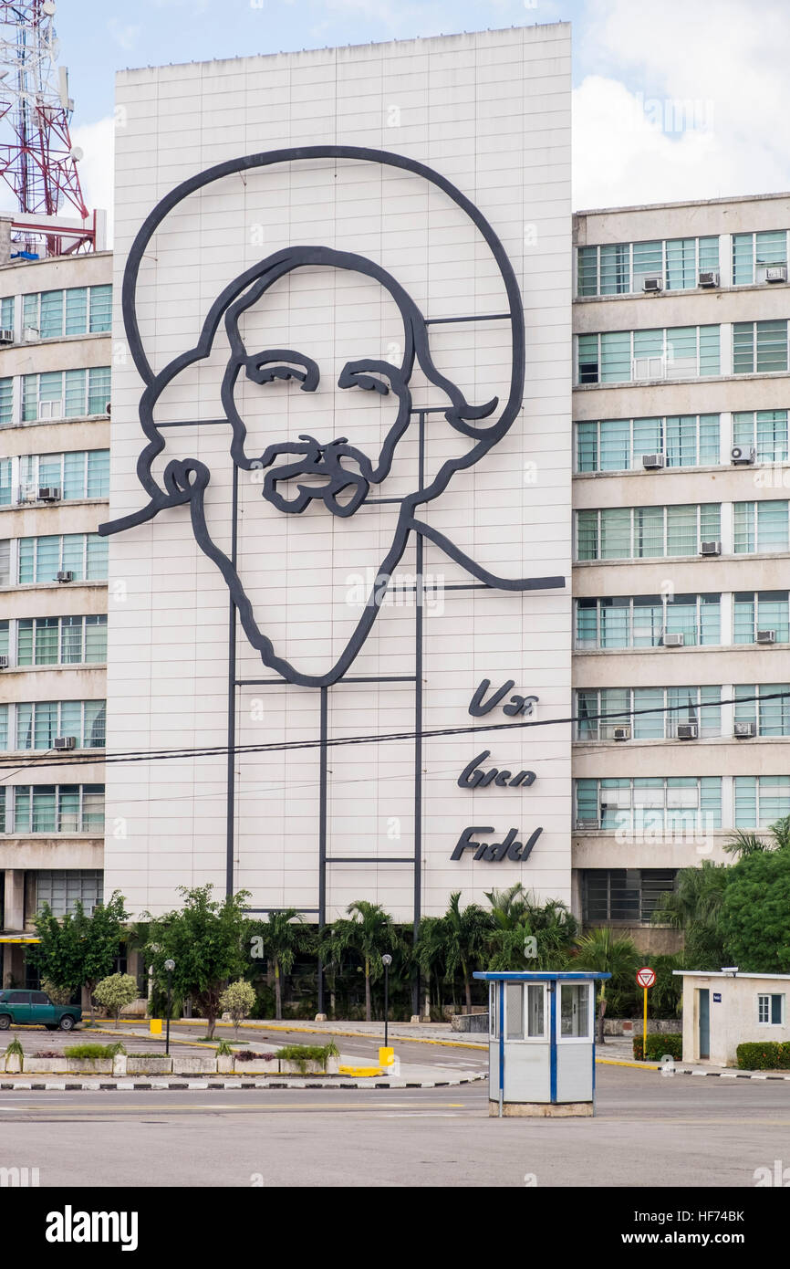 Camilo Cienfuegos stencil portrait on building in the Plaza de la ...