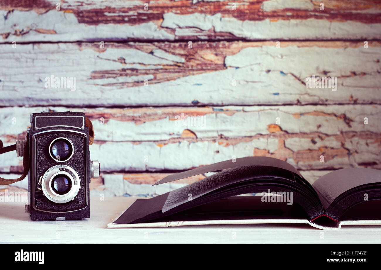 Photo album and vintage old camera Stock Photo - Alamy