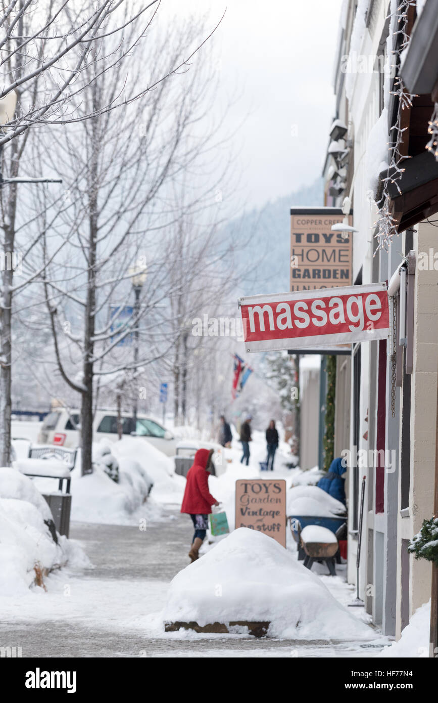 Shopping in downtown Joseph Oregon in winter Stock Photo - Alamy