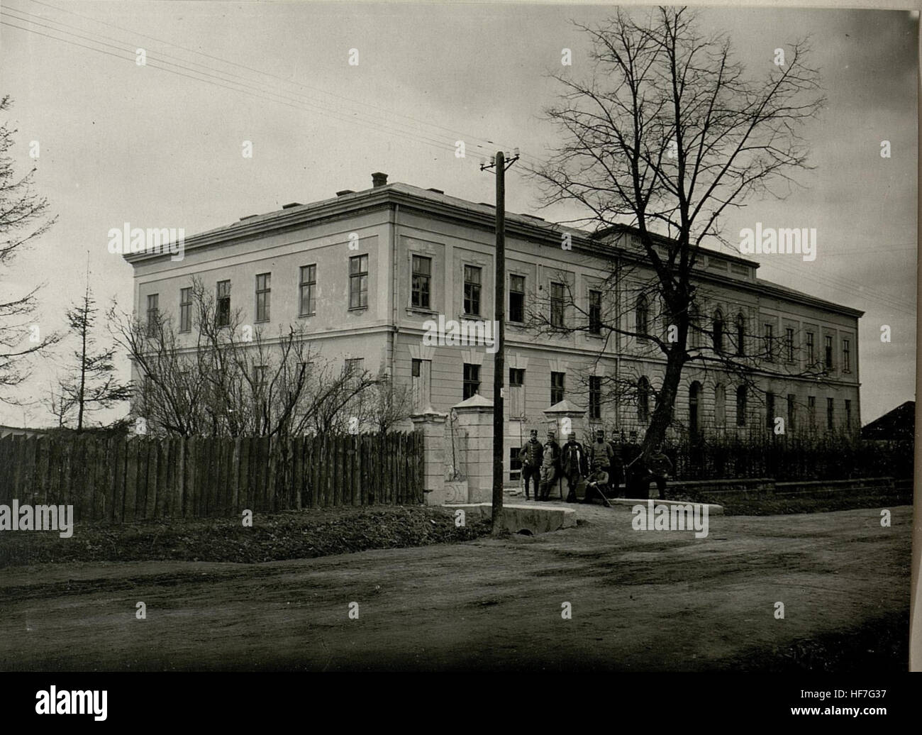 This photograph depicts a radio station and Mannschaftsunterstand ...