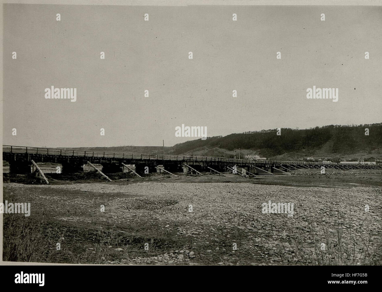 The 'Strassen-Brücke Wiznitz-Kuty' bridge illustration is a historical ...