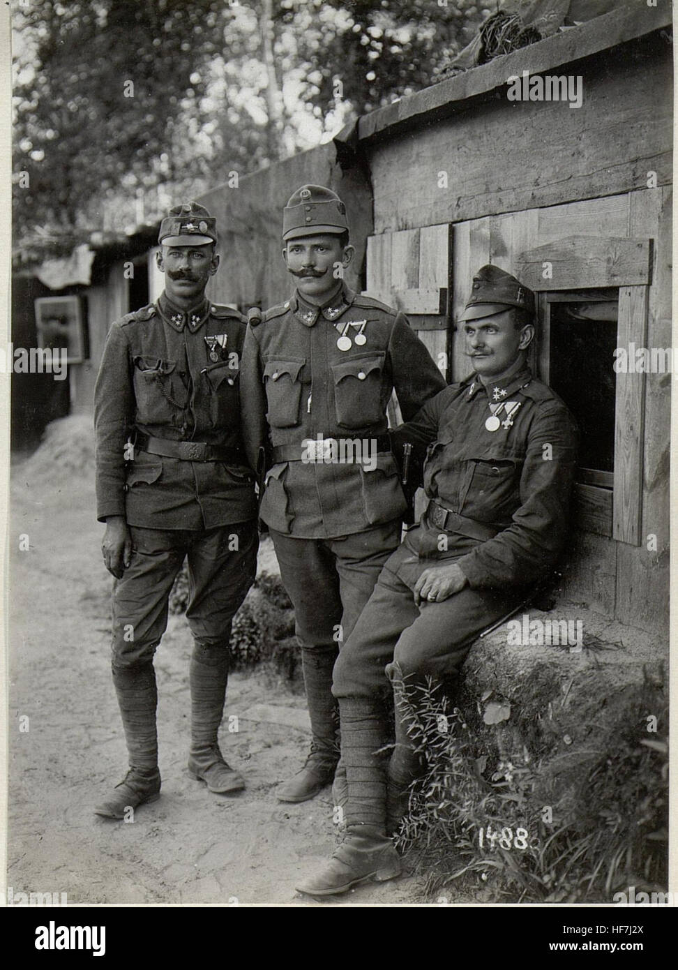 'Portraits von Offizieren und Soldaten' showcases portraits of officers ...