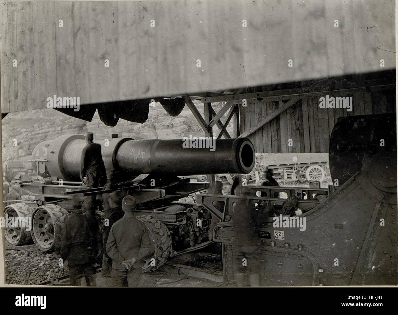 This photograph shows the assembly of a 42 cm howitzer in Serrada ...