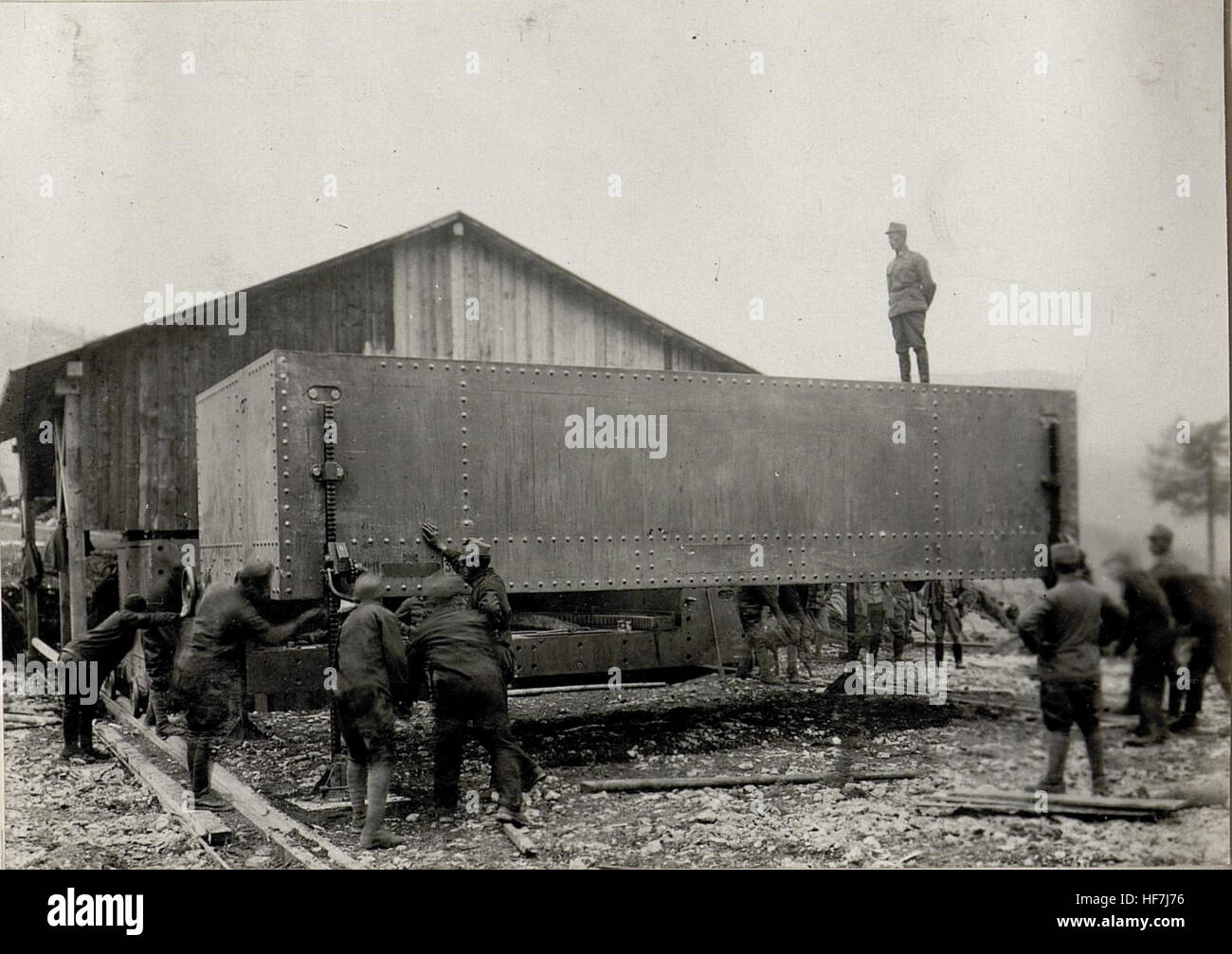 The image shows the mounting of a 42 cm howitzer in Serrada during ...