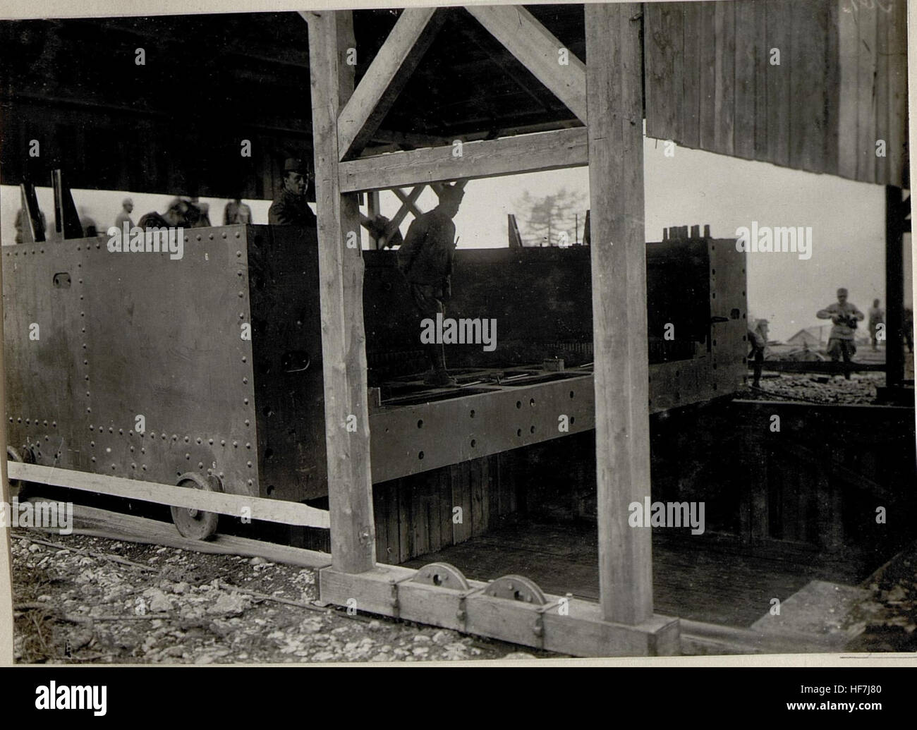 This photograph depicts the assembly of a 42 cm howitzer in Serrada ...